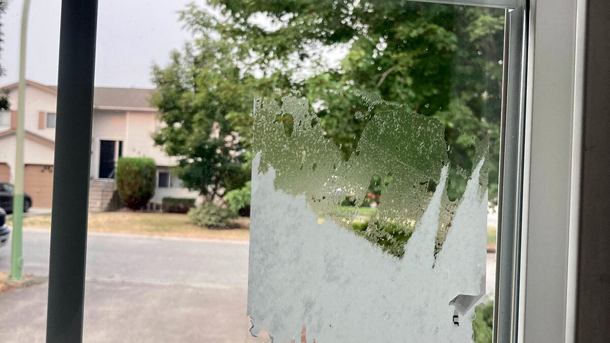 How to Remove Sticky Residue From Glass Window